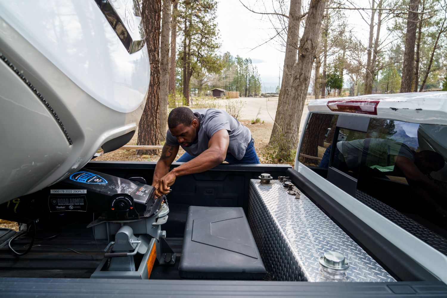 A Fifth Wheel Tow Hitch Buying Guide | Camping World Blog