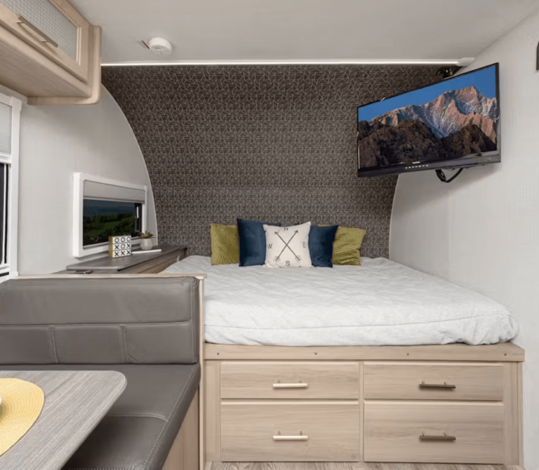 Flagstaff E-Pro versus Outback OBX | Camping World Blog