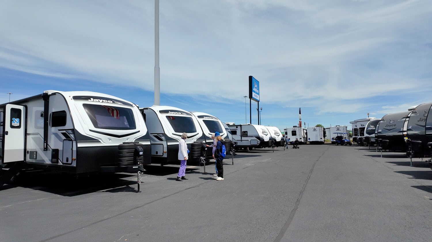 What Is the Best RV For Full-Time Living? | Camping World Blog
