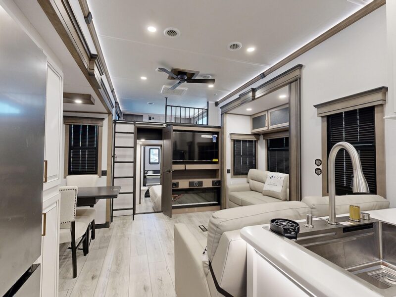 What Is the Best 5th Wheel for Full-Time Living? | Camping World Blog